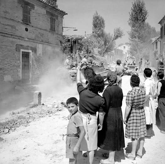 Halfaya 1941–1942: L’ultimo saluto nel deserto — quando un gesto vale ...